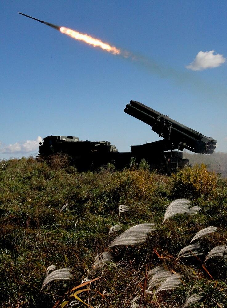 (Gambar) Latihan penembakan roket MLRS Rossiya | KASKUS