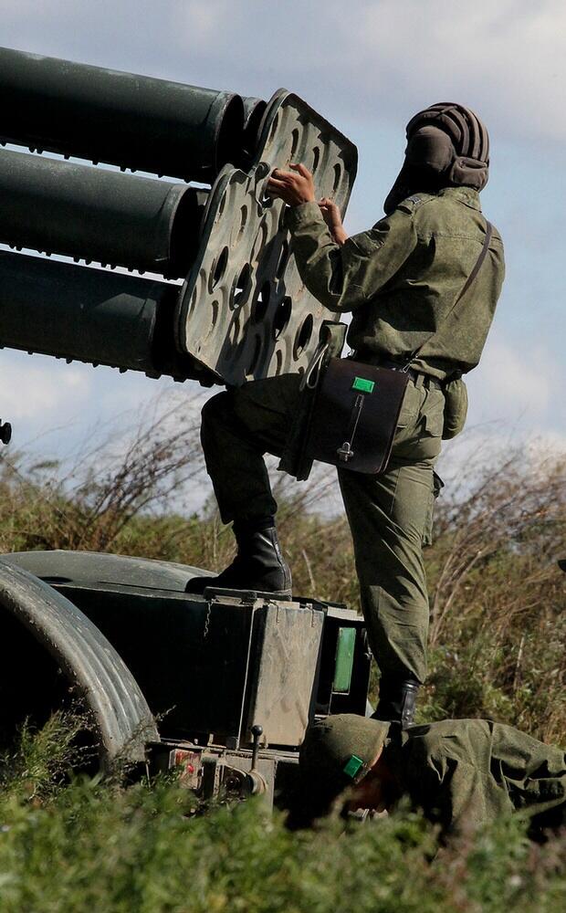 (Gambar) Latihan penembakan roket MLRS Rossiya | KASKUS