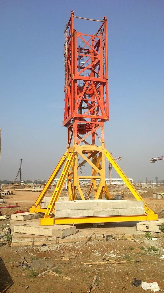 Under carriage tower crane atau tower crane dengan pondasi portable ...