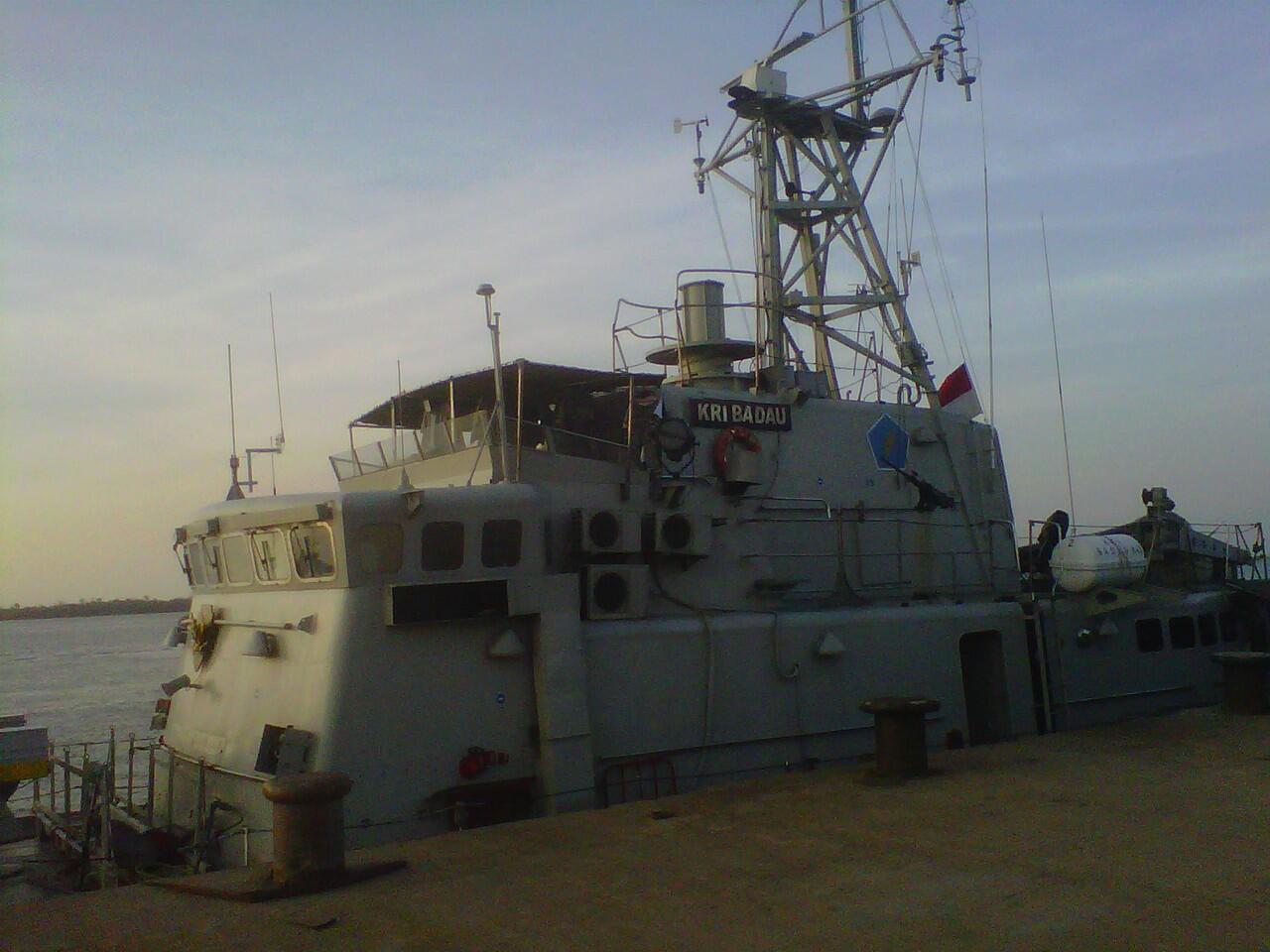 (Selingan Jepret Fast Attack Craft) KRI Badau 841 sandar di kotabaru ...