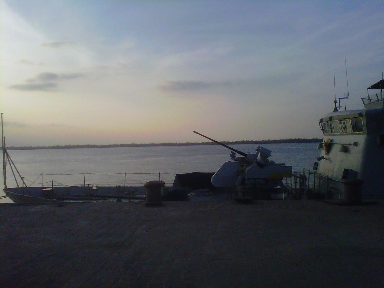 (Selingan Jepret Fast Attack Craft) KRI Badau 841 sandar di kotabaru ...