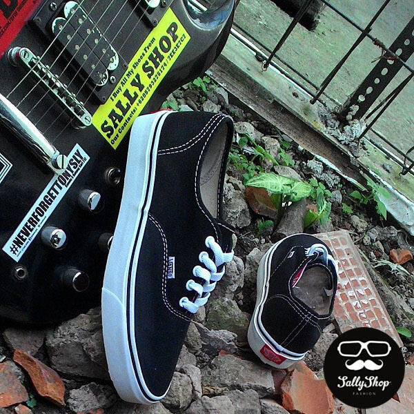Terjual Vans Classic (Era, Authentic, Sk8 Hi & Old Skool) Black & WHite ...