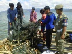 Nekat Tangkap Ikan Pakai Jaring Trawl, Tiga Nelayan di Gresik Diringkus | KASKUS