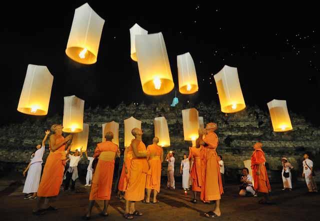 Wisata Malam Menerbangkan Lampion Waisak 10 Mei 2017 Di Candi Borobudur ...