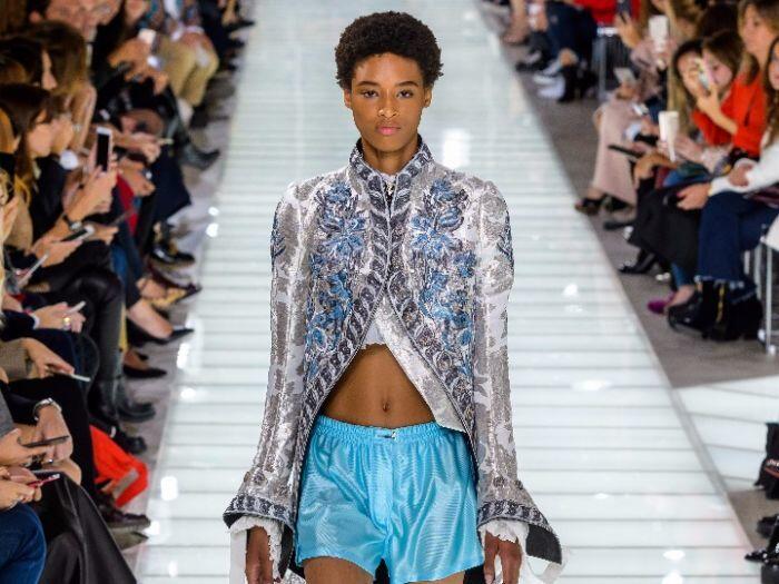 Model kulit hitam cetak sejarah untuk Louis Vuitton | KASKUS