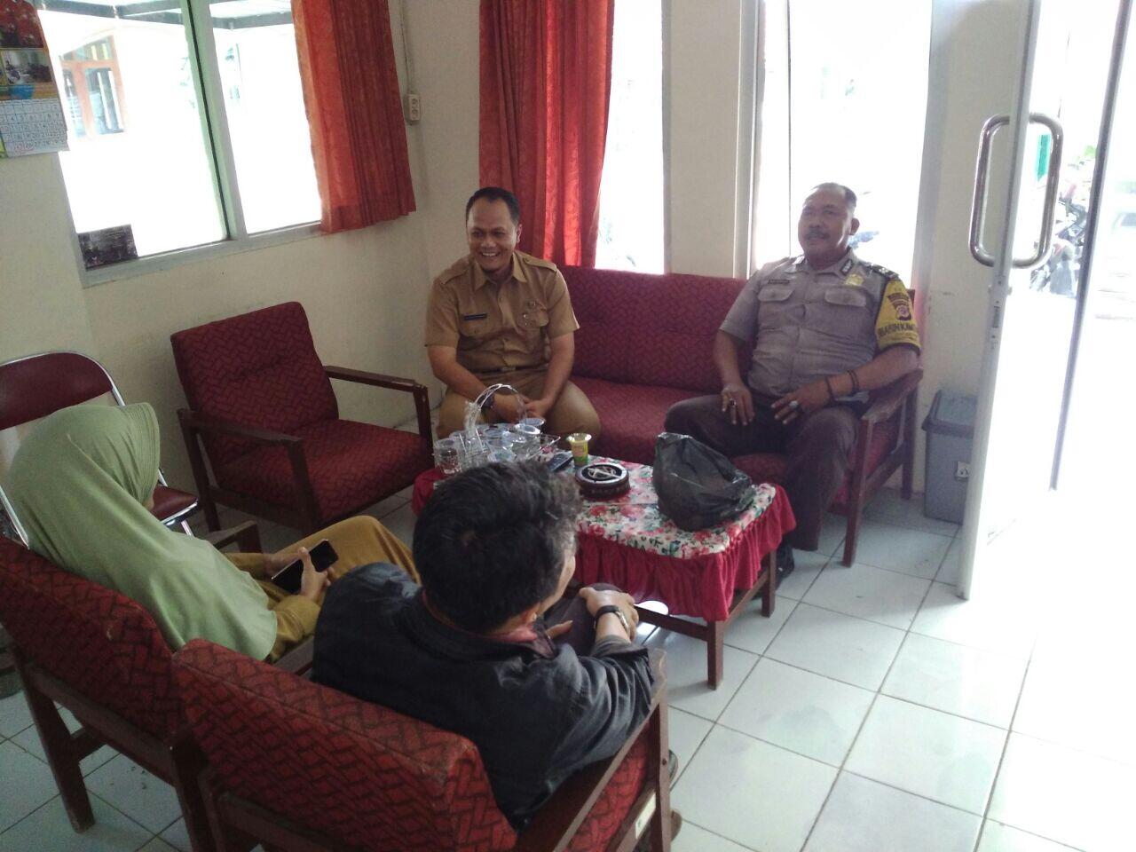 Bhabinkamtibmas Bersama Camat Sambang Ke Kantor Desa | KASKUS Bhabinkamtibmas Bersama Camat Sambang Ke Kantor Desa | KASKUS