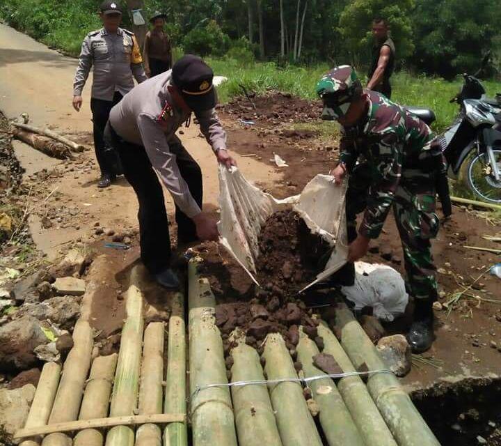 Jalan Amblas, Polisi TNI dan Warga Gotong Royong Bangun Jembatan Darurat | KASKUS