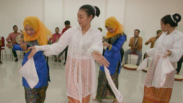 Sawat Lenso, tarian Maluku yang menjadi simbol persahabatan Muslim dan ... Sawat Lenso, tarian Maluku yang menjadi simbol persahabatan Muslim dan ...