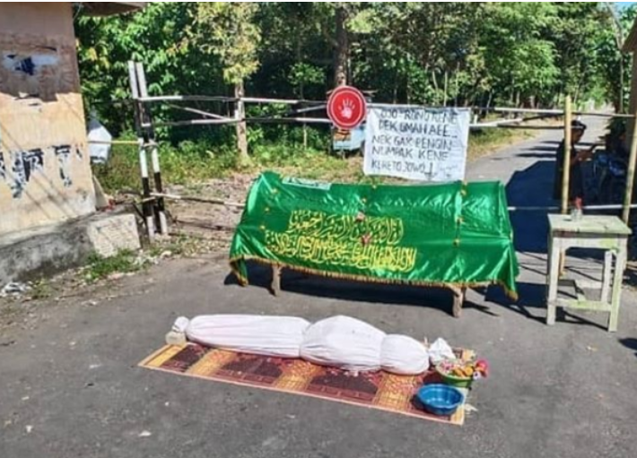 Serem Amat! Keranda dan Pocong Jadi Portal Jalan, Berani Lewat? | KASKUS