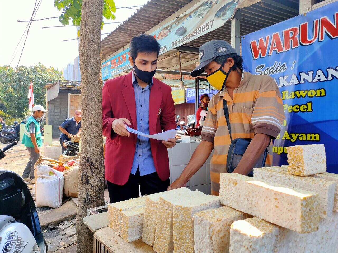 Mahasiswa UMM membagikan Hand Sanitizer gratis ke Pedagang di Pasar ...