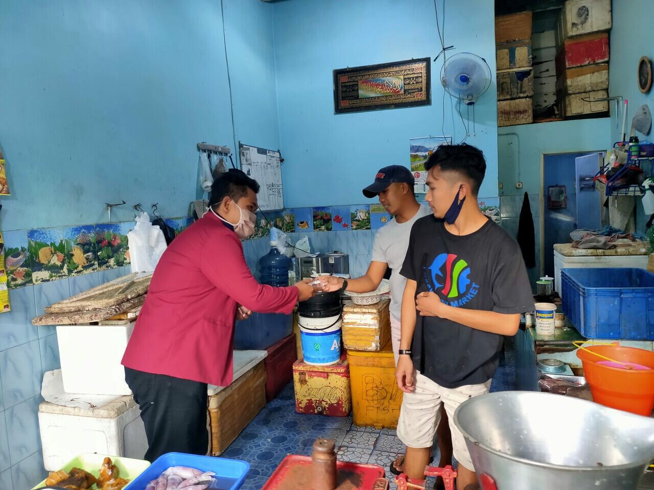 Mahasiswa UMM membagikan Hand Sanitizer gratis ke Pedagang di Pasar ...