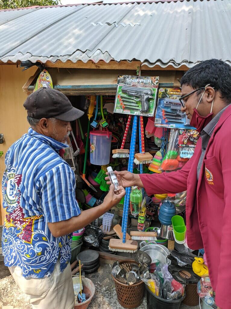 Mahasiswa UMM membagikan Hand Sanitizer gratis ke Pedagang di Pasar ...