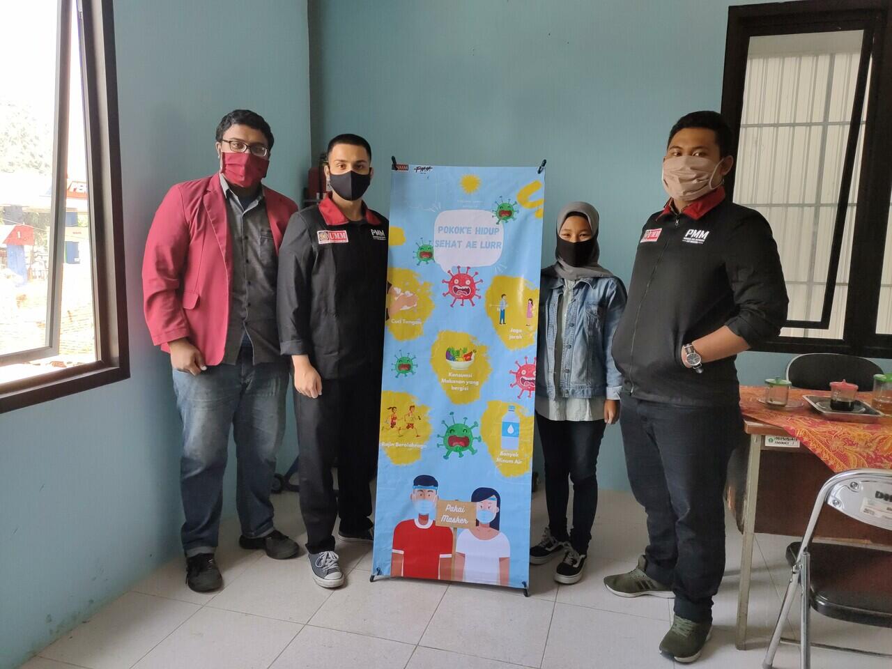 Mahasiswa UMM membagikan Hand Sanitizer gratis ke Pedagang di Pasar ...