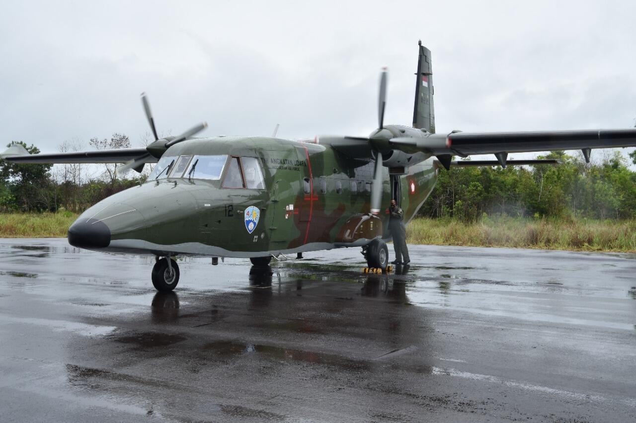 Untuk Pertama Kalinya Pesawat Casa 212 TNI AU Mendarat di Bandara Liku Sambas | KASKUS
