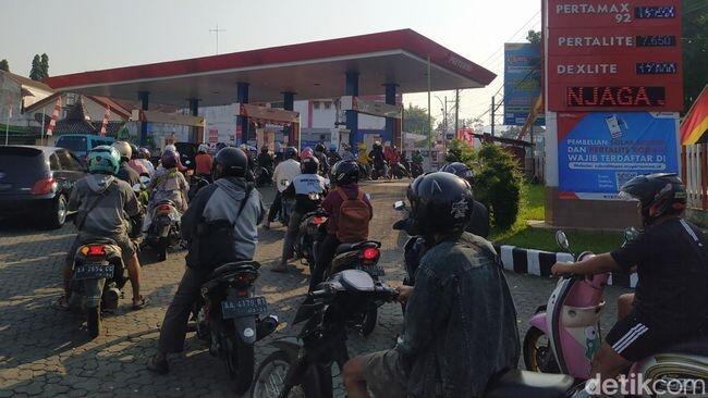 Harga BBM Naik? Begini Suasana Antrean Pembeli Pertalite di SPBU Magelang | KASKUS