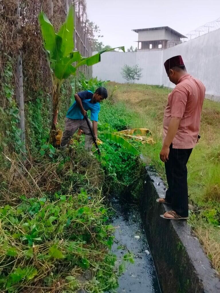 Pegawai Rutan Pasangkayu Bersama Warga Binaan Gotong Royong Bersihkan Gorong-Gorong | KASKUS