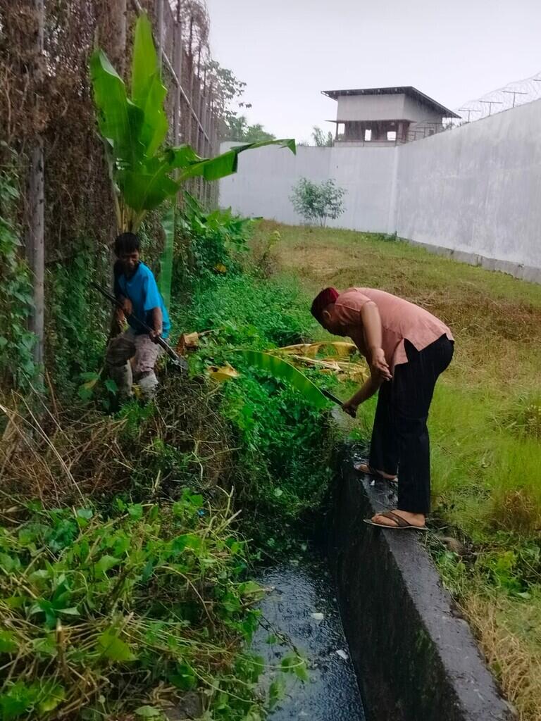 Pegawai Rutan Pasangkayu Bersama Warga Binaan Gotong Royong Bersihkan Gorong-Gorong | KASKUS