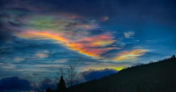 Melihat Keindahan Nacreous Clouds, Salah Satu Awan Terlangaka Di Bumi ...