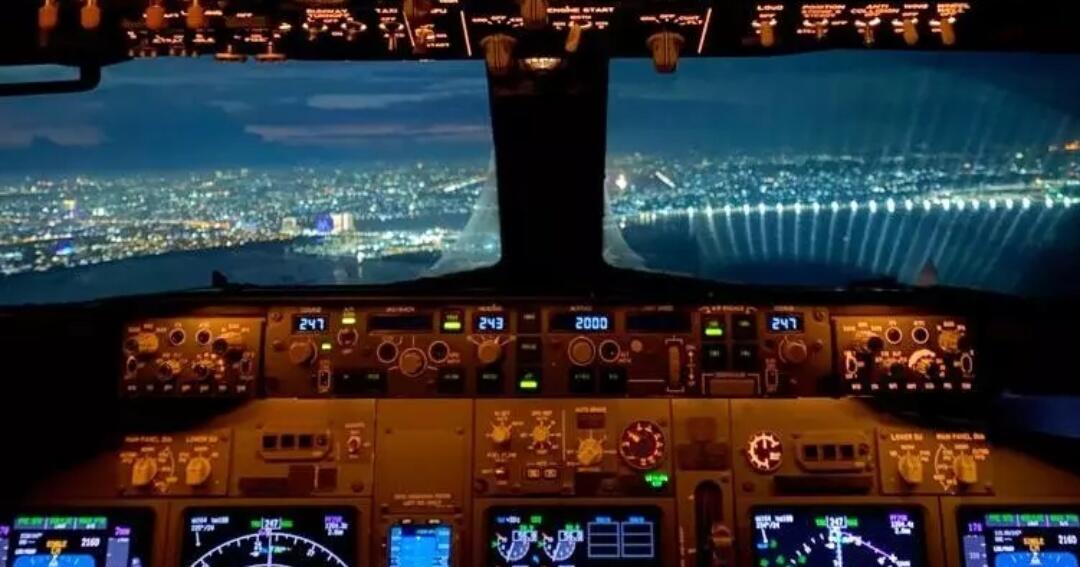 Dalam Suatu Penerbangan, Pilot Tidak Boleh Sendirian Di Dalam Cockpit ...